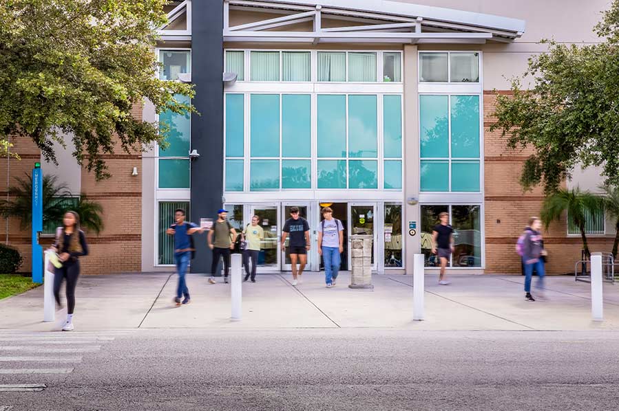 LSSC students outside Science-Math Bldg in Leesburg | South Lake Tablet